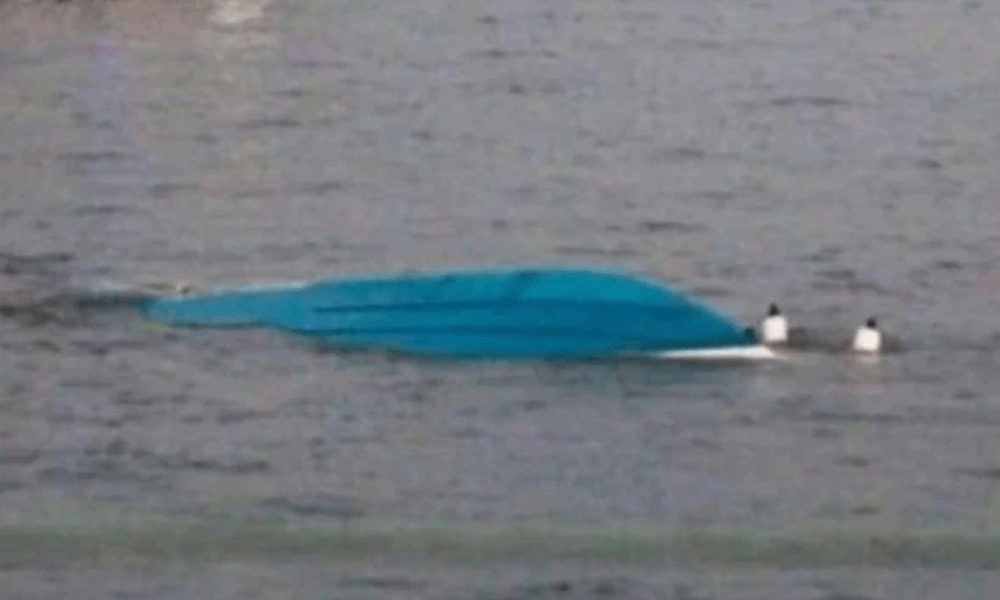 എറണാകുളം മുനമ്പത്തിനടുത്ത് വള്ളം മറിഞ്ഞു; നാലുപേരെ കാണാതായി | Sirajlive.com